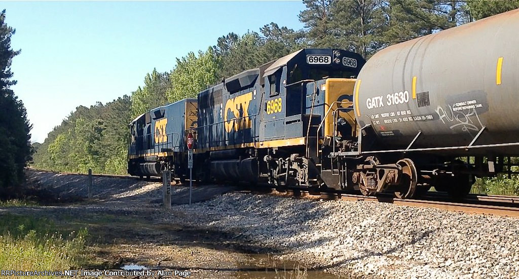 CSX mate 2368 leads GP40-2 6968